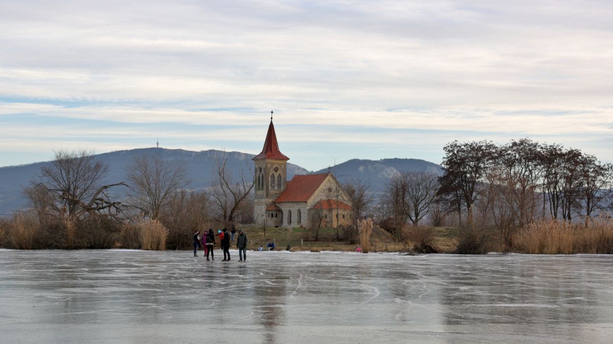 Smutná zamrzlá krása: Ze zaplaveného Mušova zbyl pouze chátrající ...