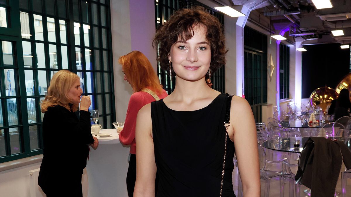Hvězda Ulice Elizabeth Kateřina McIntosh žije s kolegou. Zpočátku jí ...