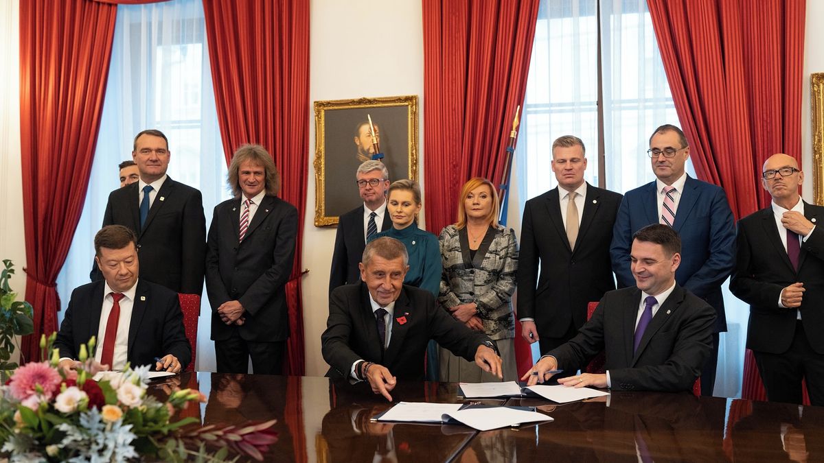 Vláda provádí destrukci České republiky. Je čas vyjít do ulic - Médium.cz