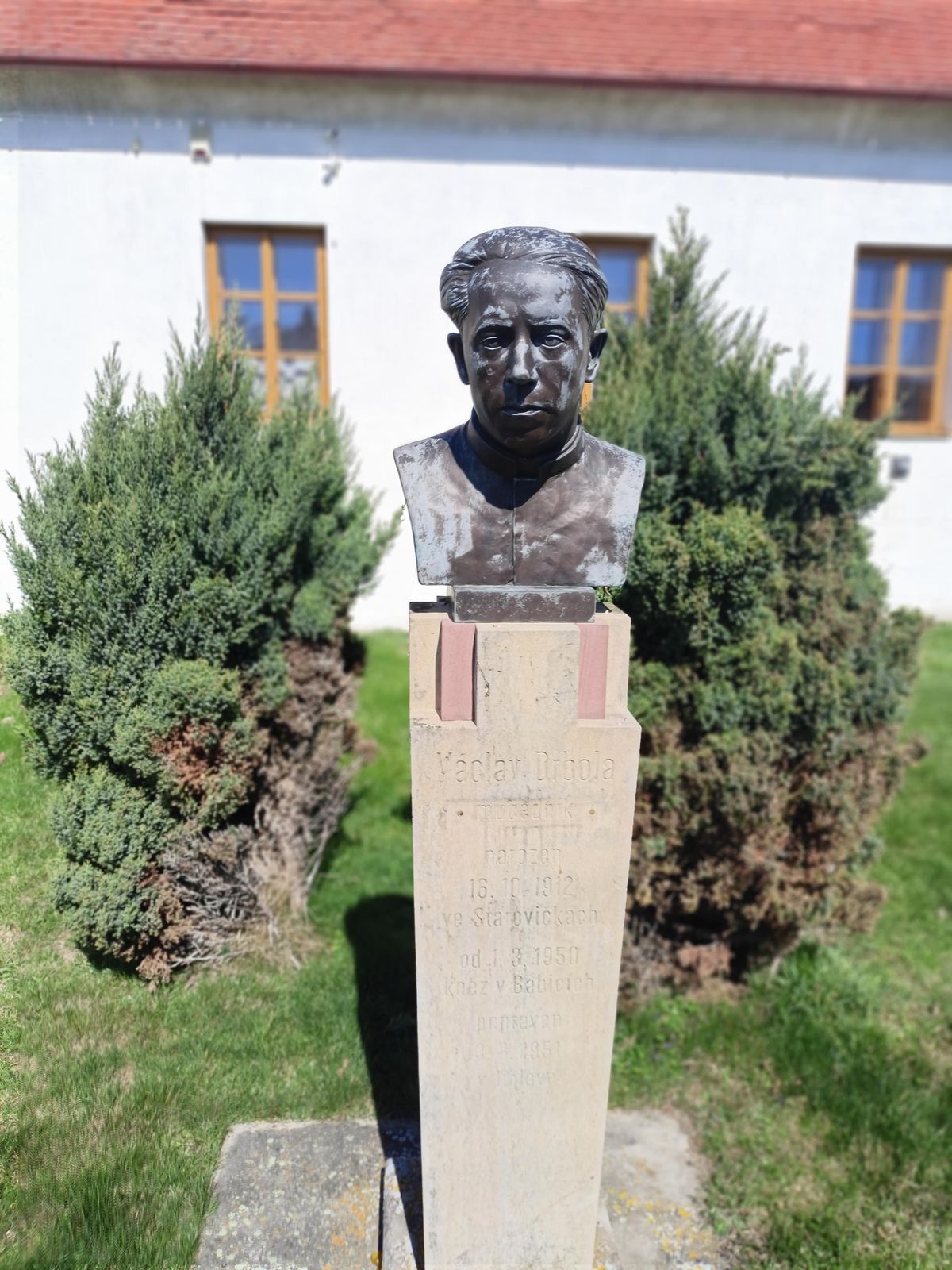 Blahoslavení popravených farářů Jana Buly a Václava Drboly. Dvou ze tří ...