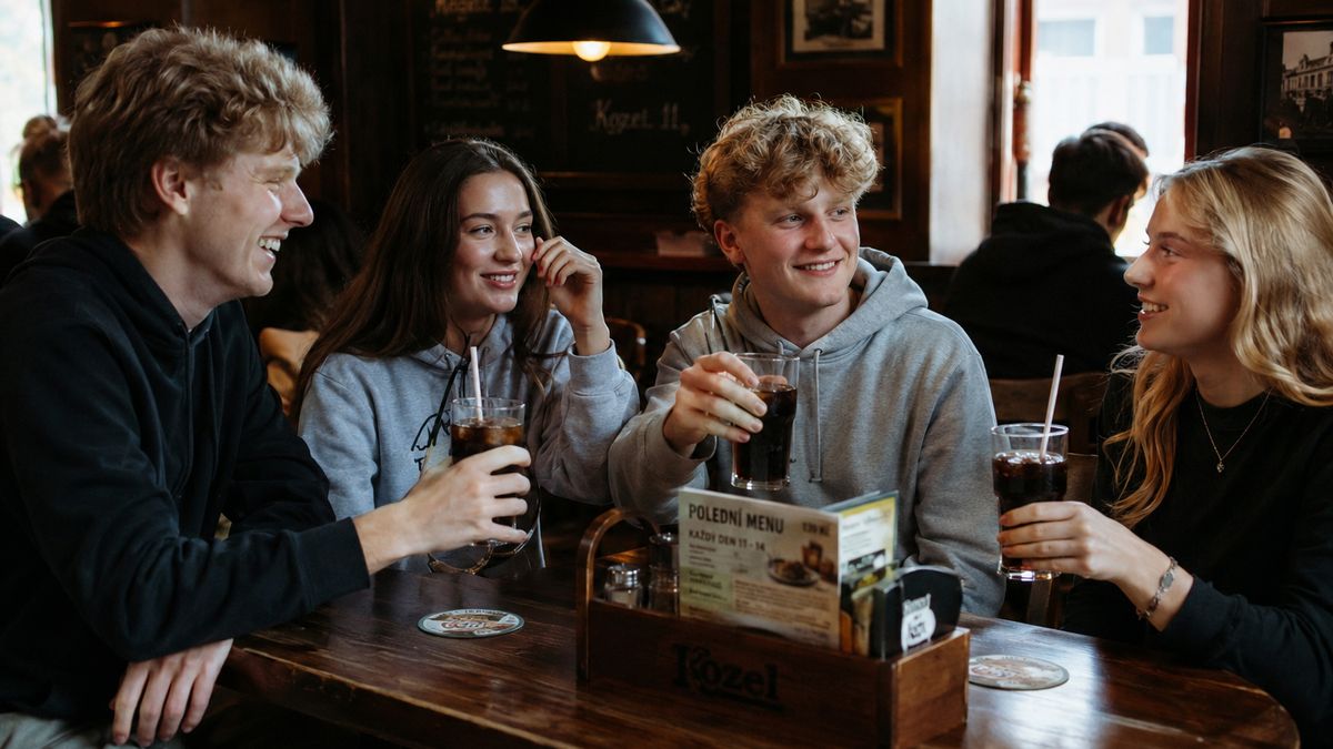Proč dnešní mladí pijí méně alkoholu než generace jejich rodičů - Médium.cz