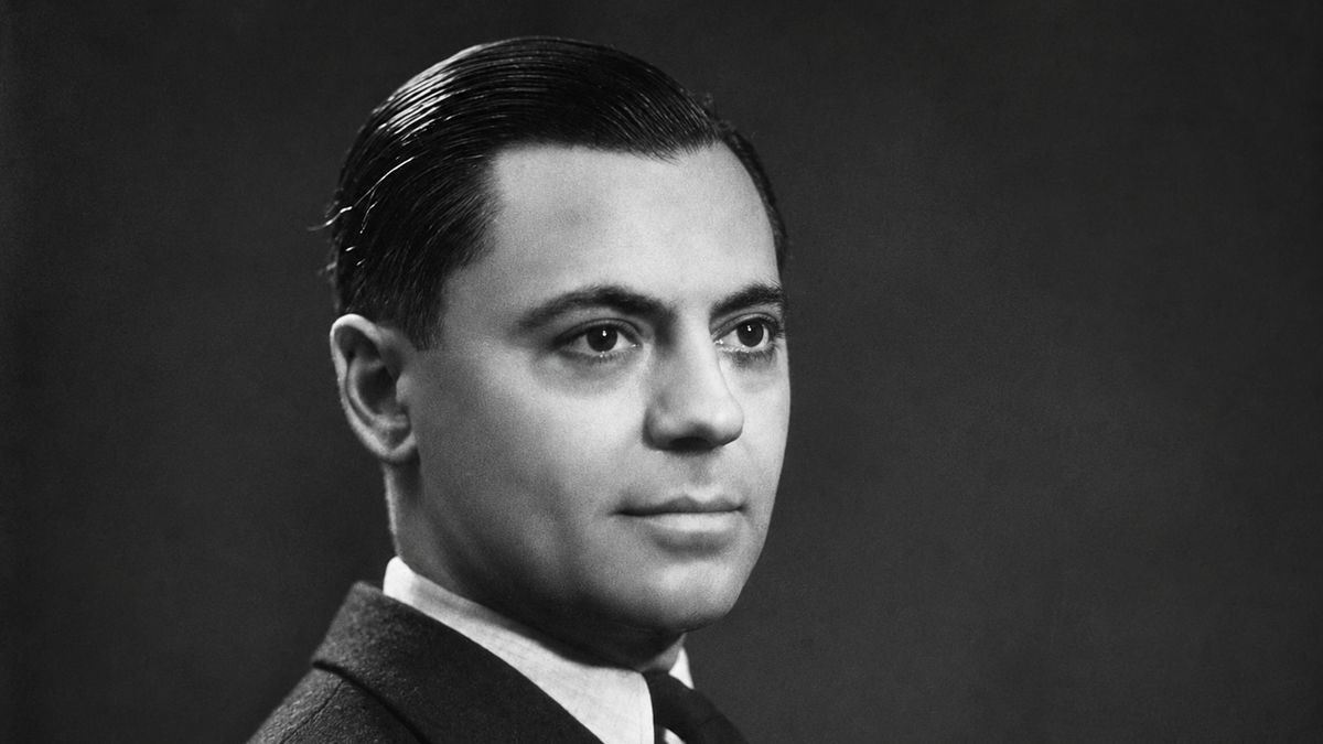 Jean Moulin skrýval svou jizvu pod šálou. Vůdce francouzského odboje ...