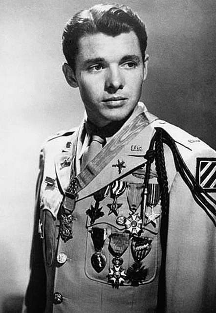 Sám proti tankům a stovkám Němců. Audie Murphy odmítl ustoupit a změnil ...