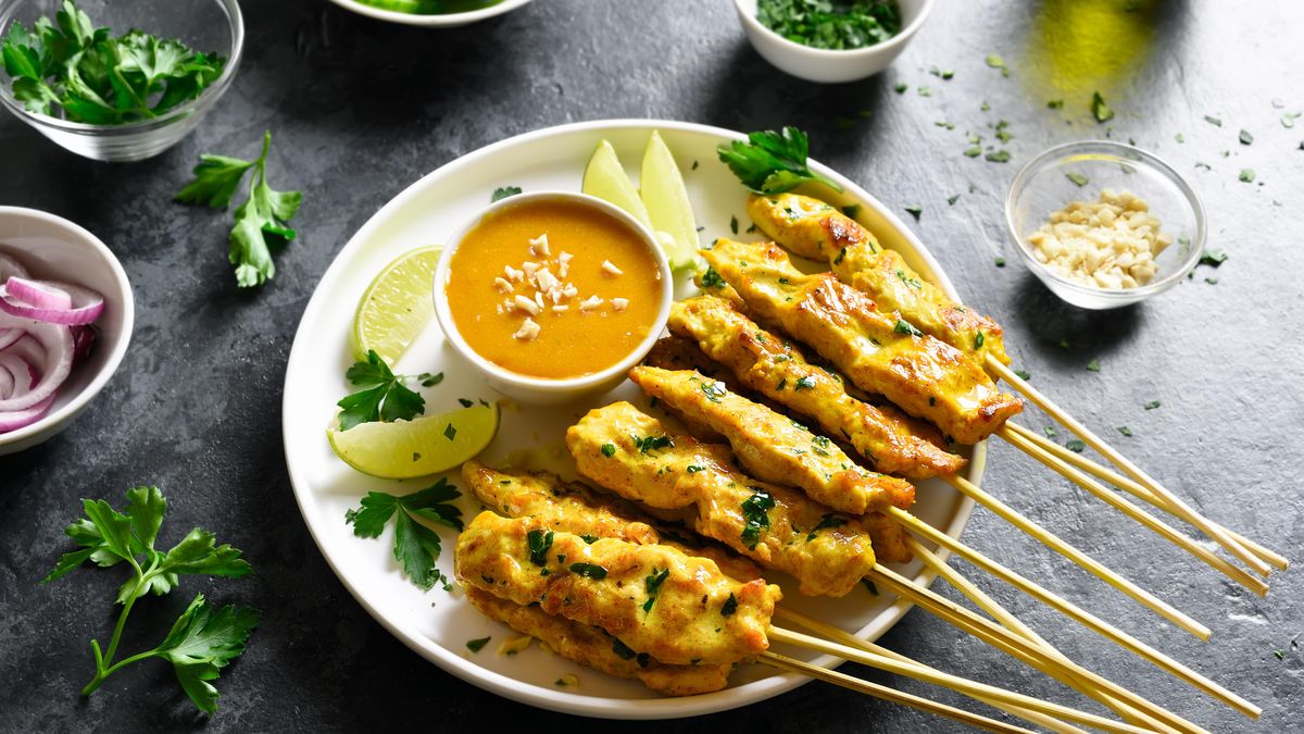 Kuřecí satay špízy aneb kousek Asie na české zahradě - Médium.cz