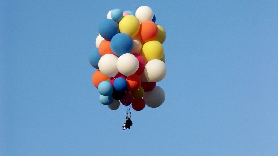 Řidič kamionu Larry Walters přivázal 42 balonů k zahradní židli. Pak ...
