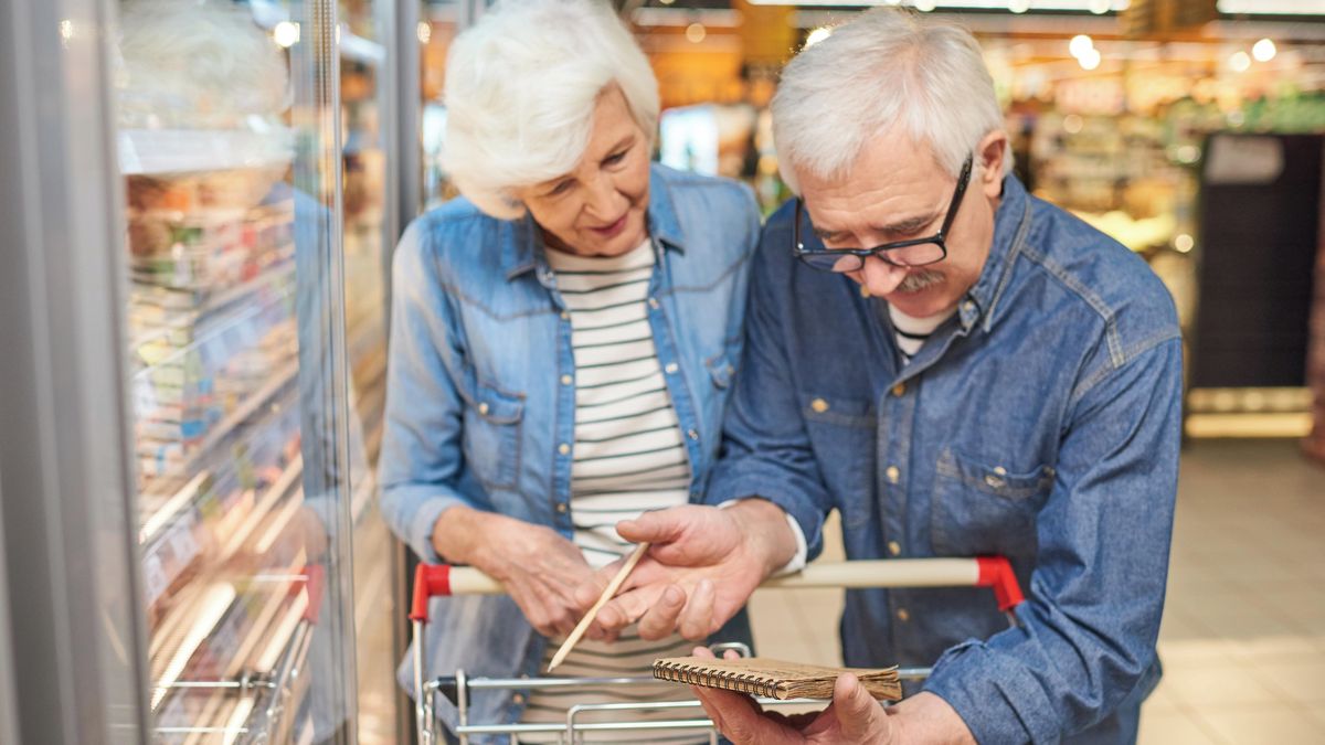 Seniorům může zachránit tisíce korun. Díky Senior pasu můžou starší ...