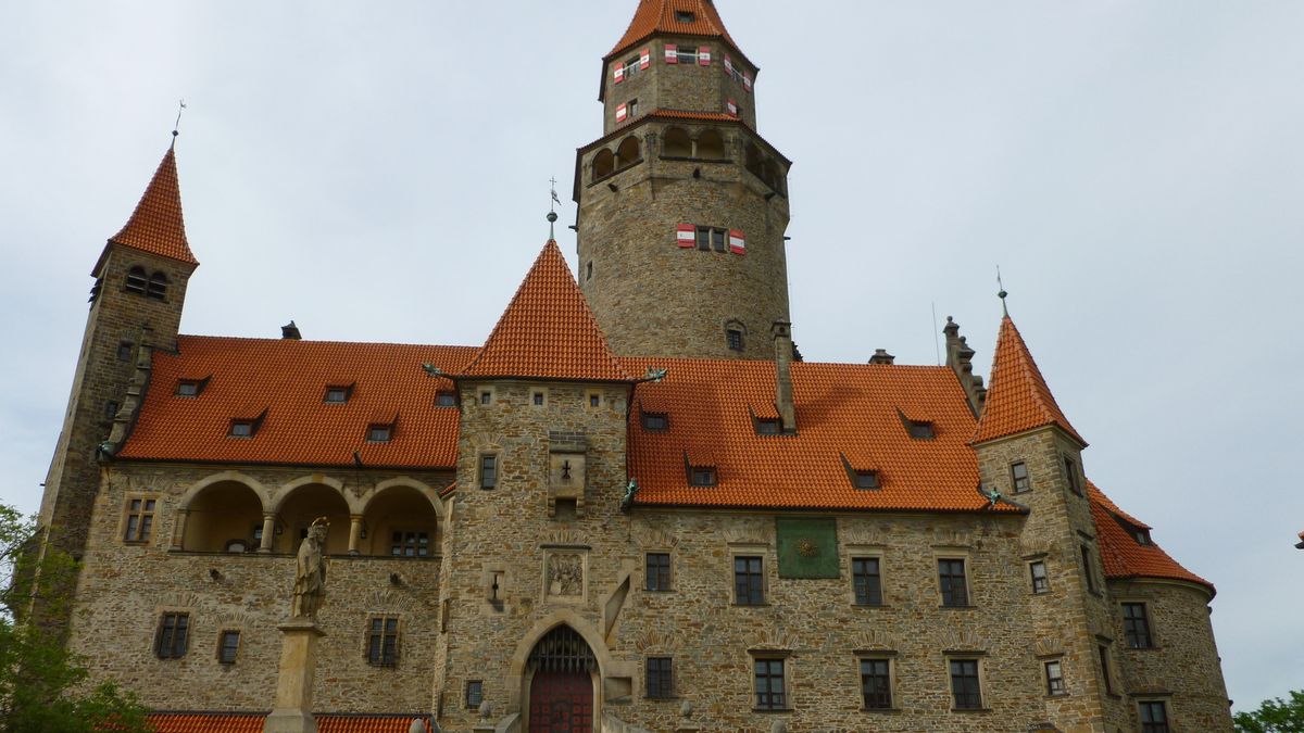 Kdysi ho chtěli zbourat, dnes bere dech. Bouzov je hrad, který si ...